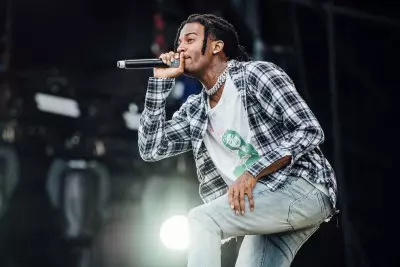 Playboi Carti, o mozo de Iggy Azalea, no escenario