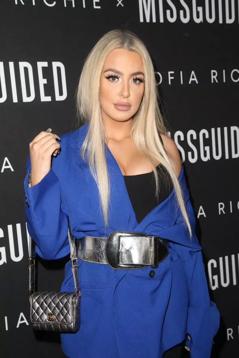 Tana Mongeau verontschuldigt zich voor feesten te midden van coronaviruspandemie draagt blauwe wikkeljurk