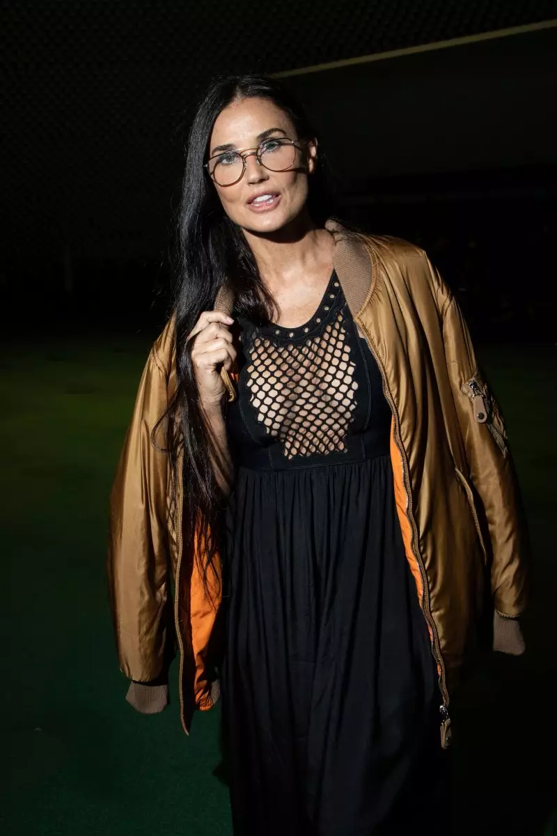 demi-moore-braless-look-paris