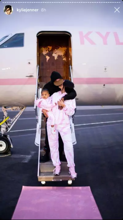 Kylie Jenner hôn Travis Scott và Holding Stormi Webster