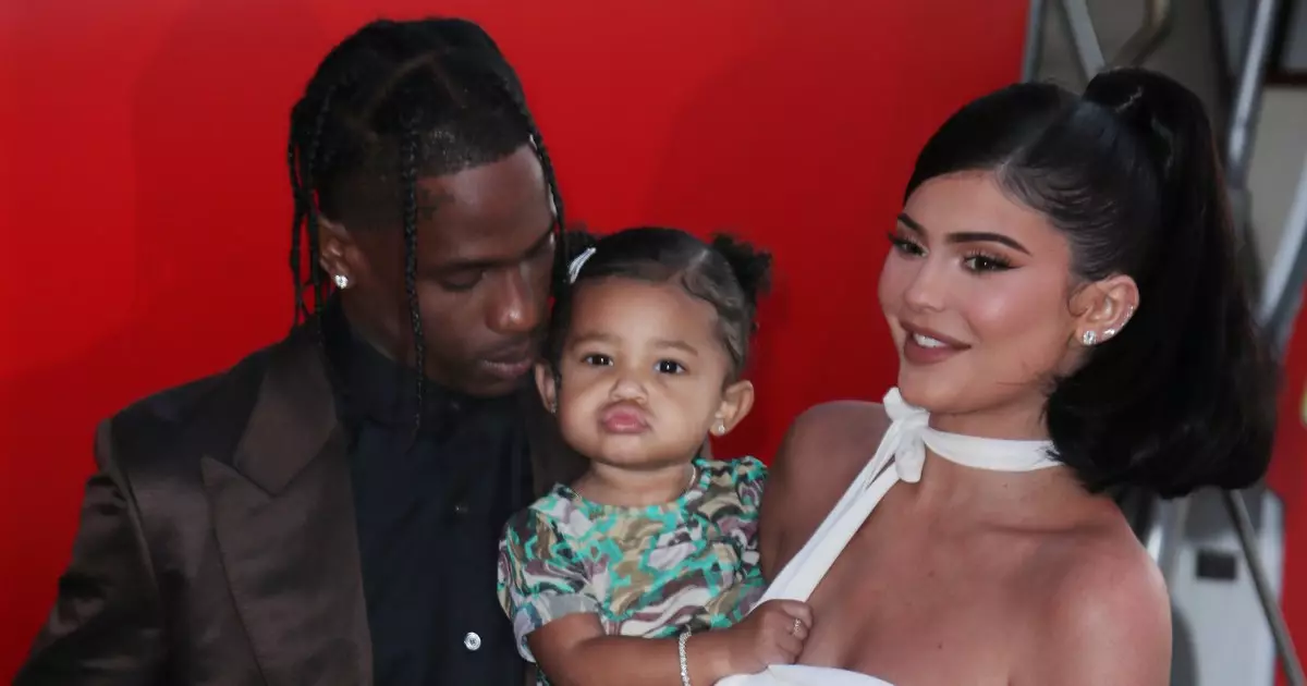 Kylie Jenner và Travis Scott đi du lịch với con gái Stormi