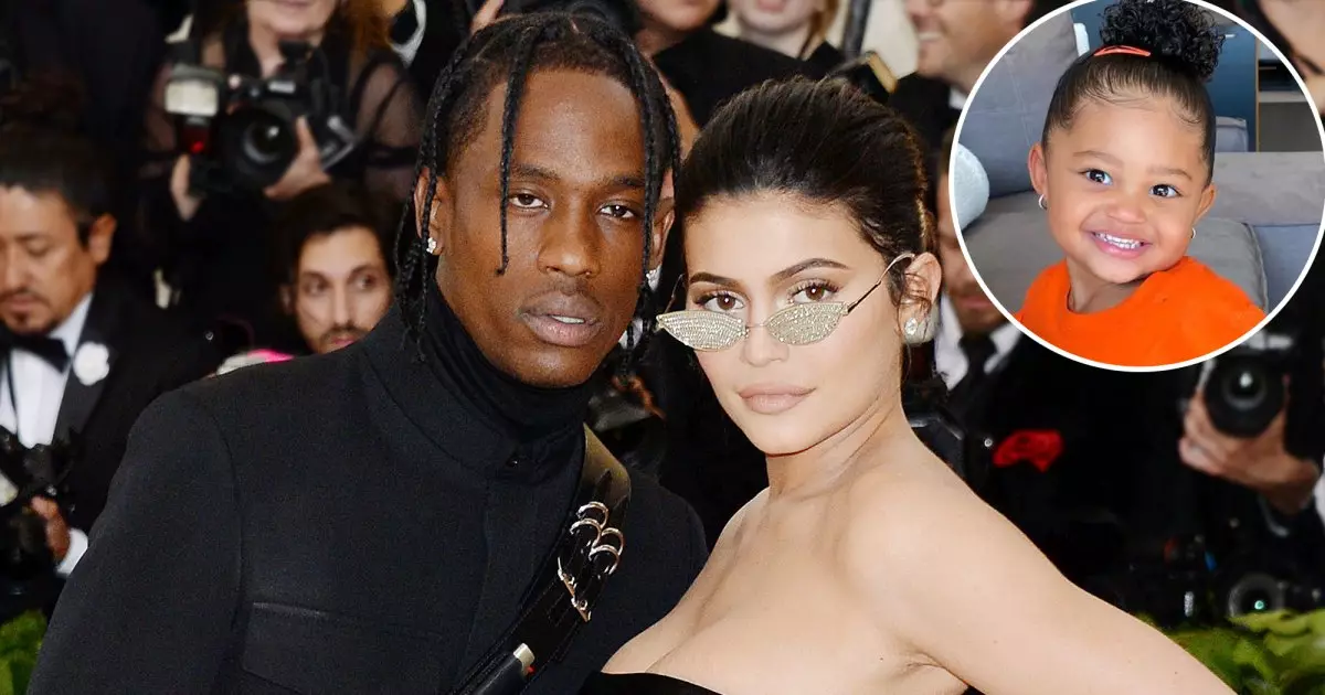 Kylie Jenner, Travis Scott i Stormi tornen a L.A. després del Dia d'Acció de Gràcies