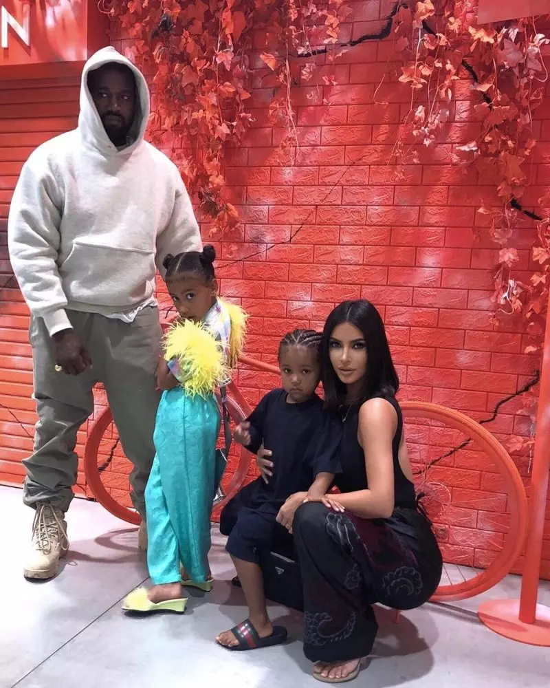 Ким Кардашиян Kanye West North West Saint West Japan Vacation Family Photo