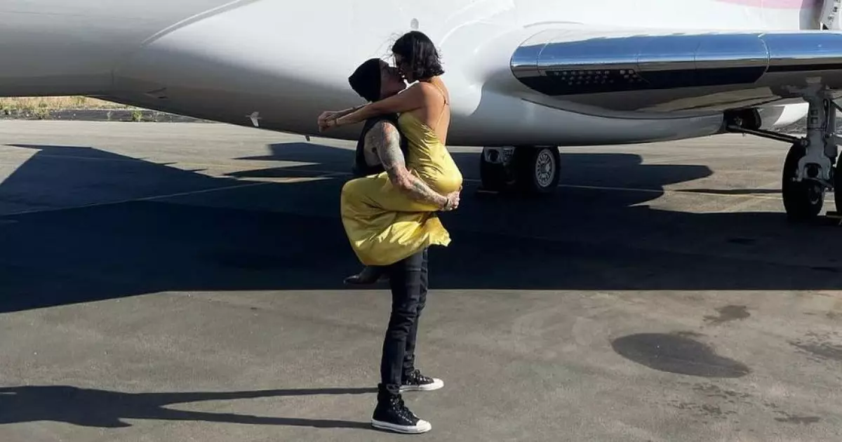 Travis 在墜機後第一次乘坐飛機後與 Kourtney 分享照片