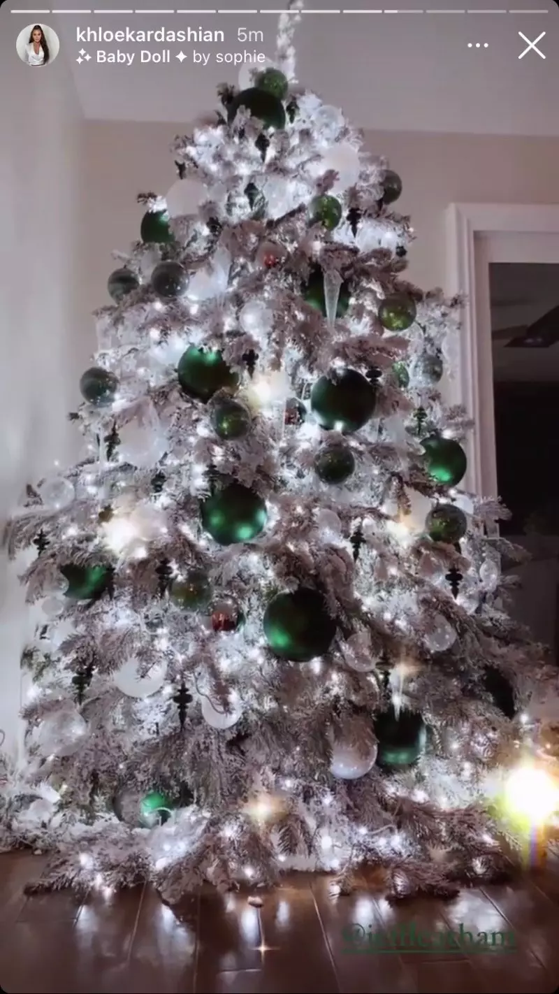 khloe-kardashian-Christmas-tree-stokings-ig