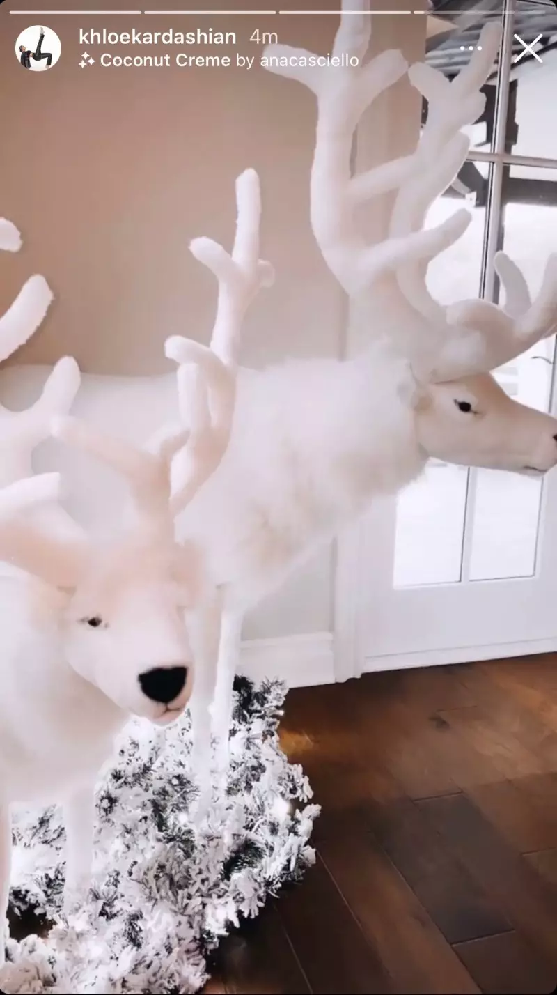 khloe-kardashian-christmas-decorations-2020-moving-กวางเรนเดีย