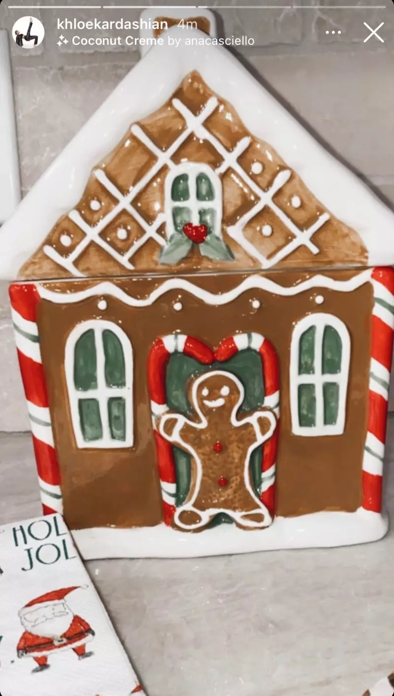 khloe-kardashian-karácsonyi-dekoráció-2020-mézeskalács-ház-süti-üveg