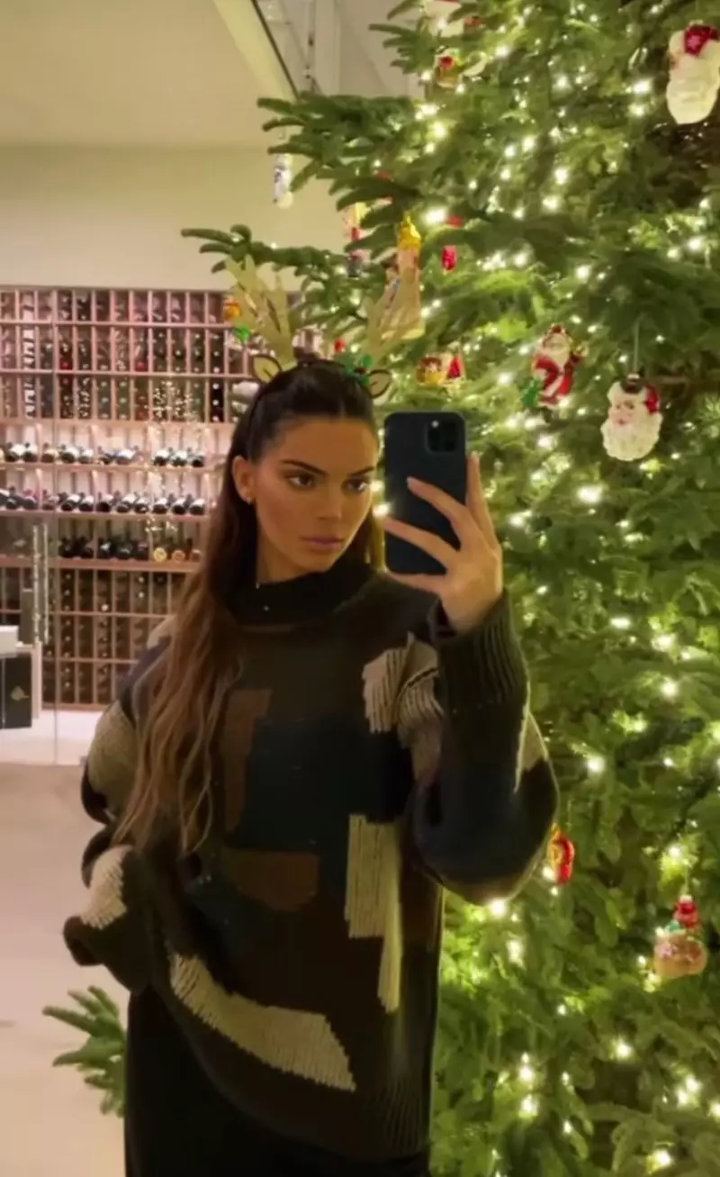 kendall-jenner-christmas-decorations