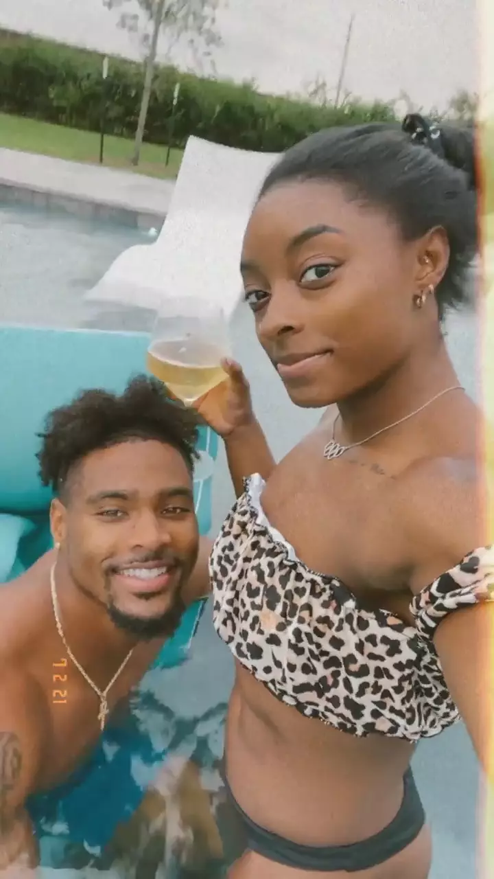 Simone Biles e o mozo Jonathan Owens gozan dunha cita á beira da piscina