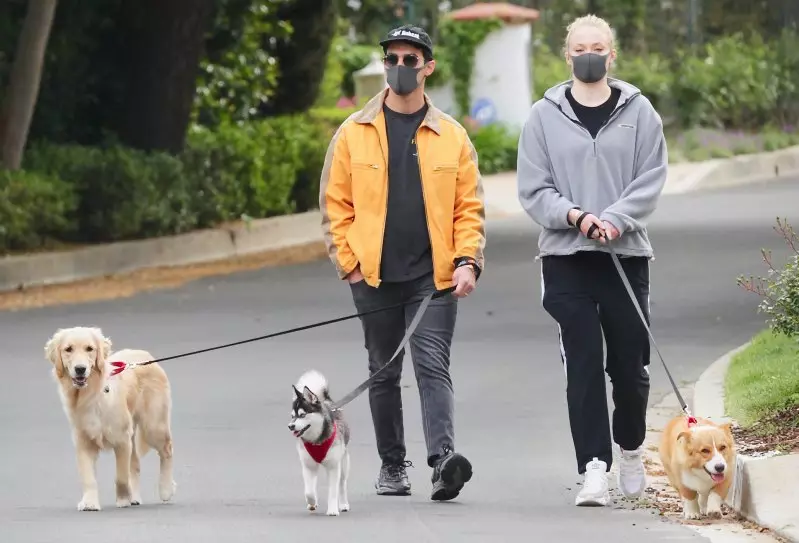 Joe Jonas kaj Sophie Turner Walking Dogs