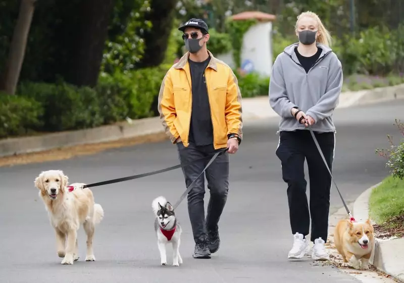 Joe Jonas a Sophie Turner Walking Dogs