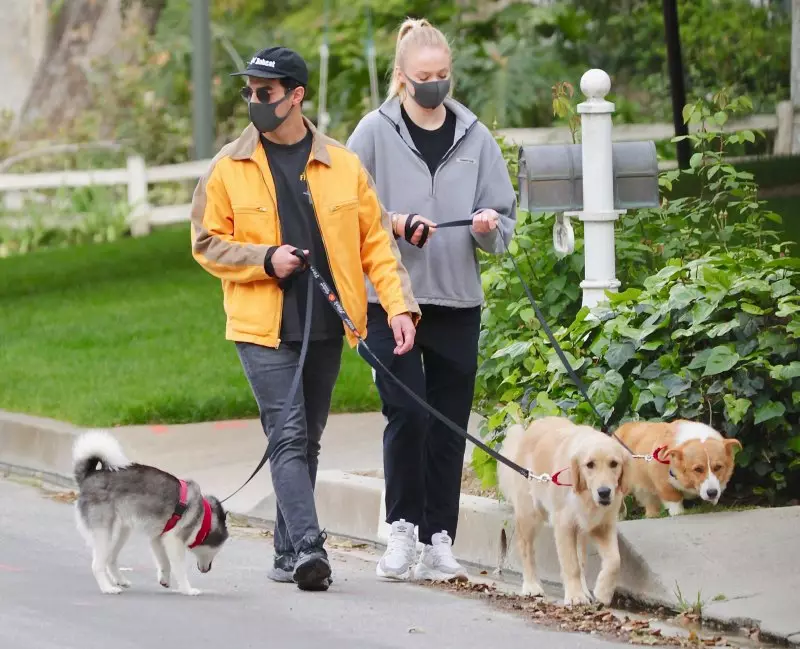 Ο Joe Jonas και η Sophie Turner Walking Dogs