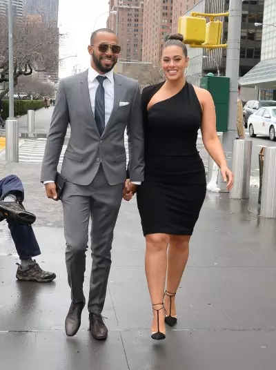 Ashley Graham e o seu marido Justin Ervin camiñando en Nova York