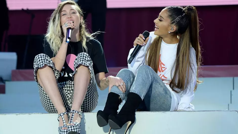 Miley Cyrus ja Ariana Grande laulavat lavalla Manchesterissa, Englannissa