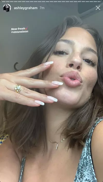 Ashley Graham pokazuje swój manicure bez makijażu