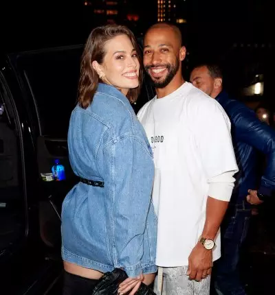 Ashley Graham in een spijkerjurk en echtgenoot Justin Ervin in een wit sweatshirt Hug