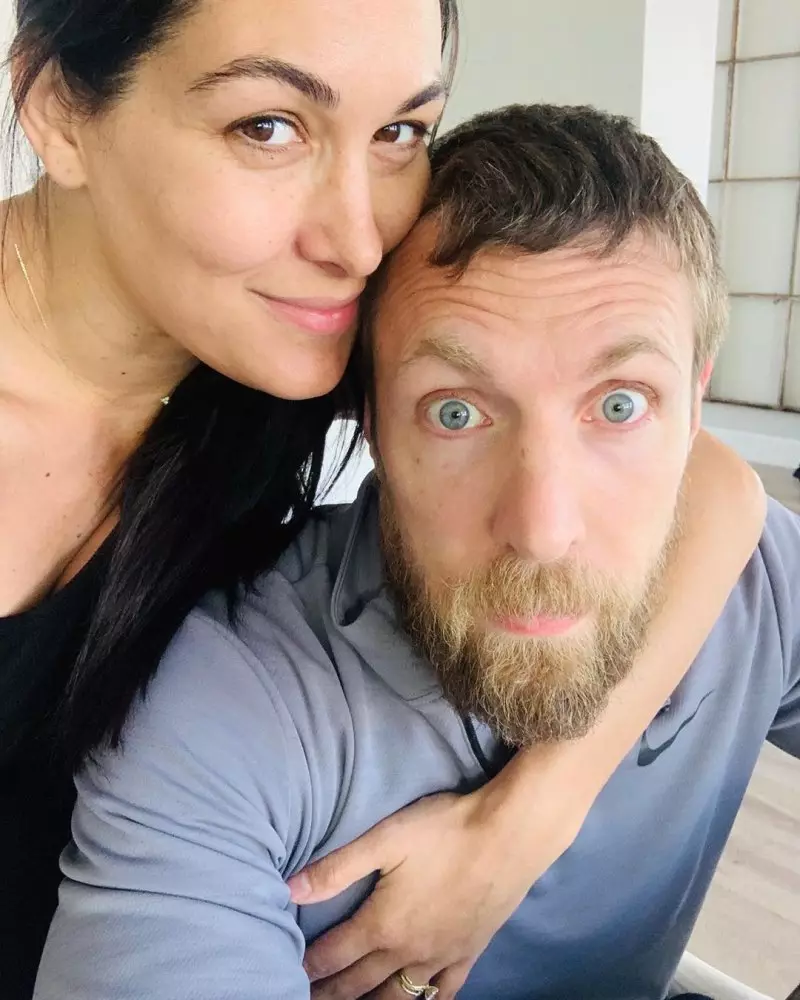 Brie Bella thiab Daniel Bryan's Cutest Moments