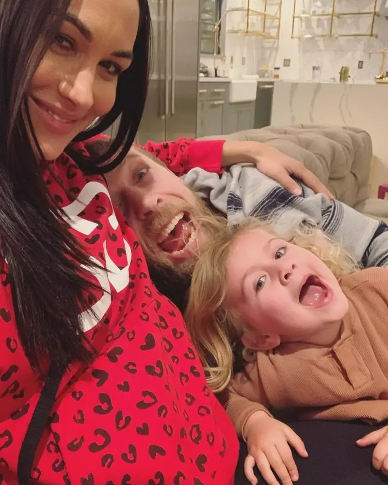 Brie Bella thiab Daniel Bryan's Cutest Moments 10