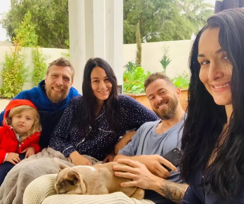 Brie Bella thiab Daniel Bryan's Cutest Moments 7