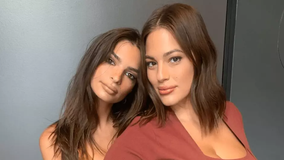 Emily RatEmily Ratajkowski Kéngingkeun Naséhat Kakandungan Ti Ashley Graham dina Podcastajskowski Pretty Big Deal Ngayakeun Baby Bump Ashley Graham