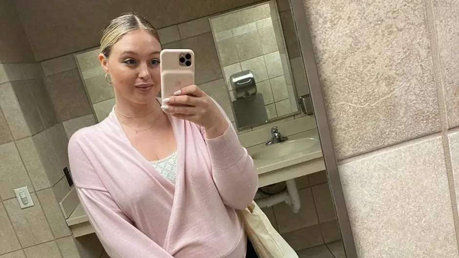 Iskra Lawrence menunjukkan Off Baby Bump