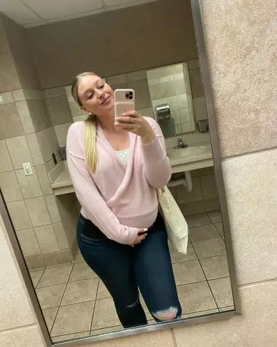 Iskra Lawrence o bonts'a Off Baby Bump