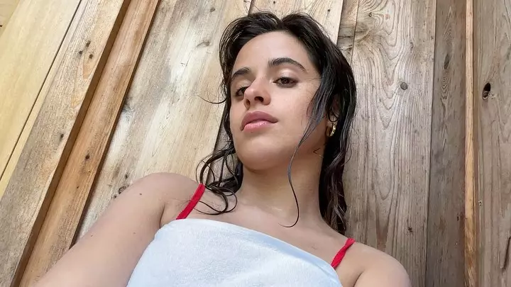 Senfina Somero! Camila Cabello Fanfaronas Ŝiajn Kurbojn en Flava Thong Bikino ĉe la Strando en Miamo