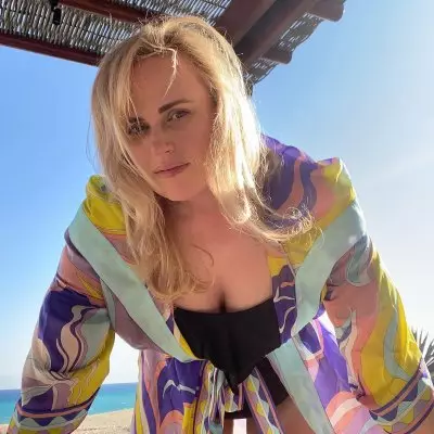 Rebel Wilson pronkt met episch gewichtsverlies in schattig badpak op het strand