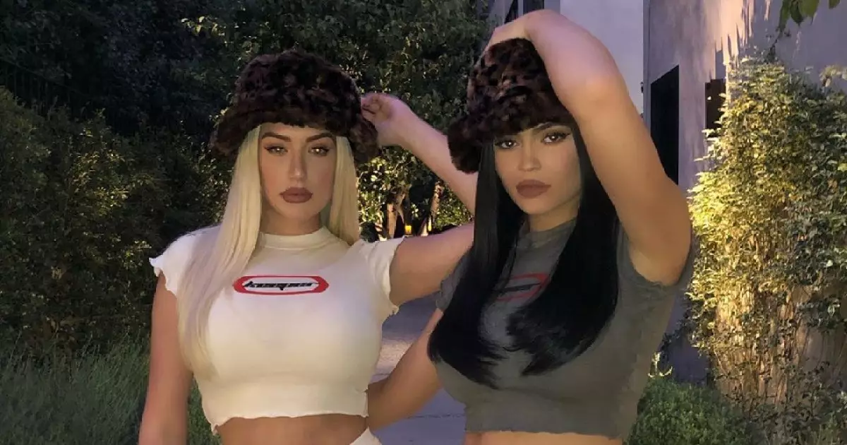 Hiša Kylie Jenner: Stassie Karanikolaou oboževalcem ogleduje TikTok