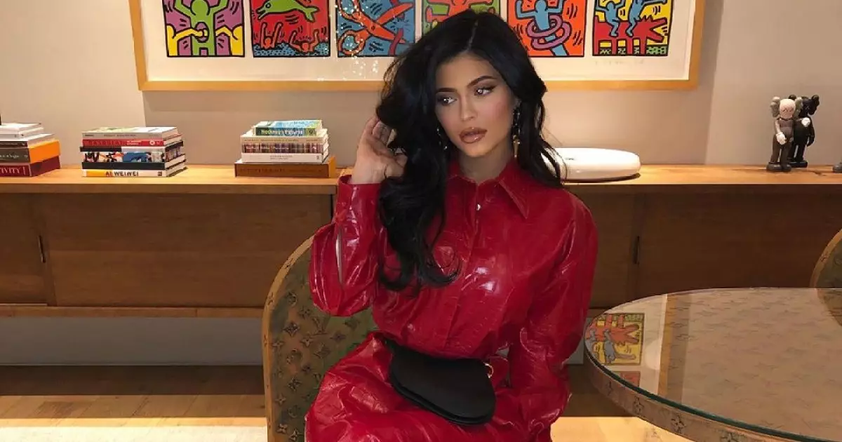 Kylie Jenner Lub Tsev: 'KUWTK' Lub Hnub Qub Tshaj Tawm Sab Hauv Kho Duab Duab