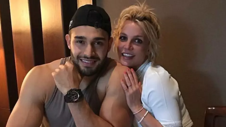 Sam Asghari Britney Spears tanggal cuddling dina ibu kirim ponytail sweter tank top