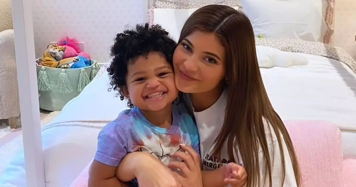 Kardashian-Jenner Kids 'Bedrooms: Stormi, Tseeb, Chicago thiab Ntau