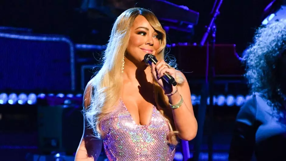 Mariah Carey a színpadon lép fel Marokkóval és Monroe-val