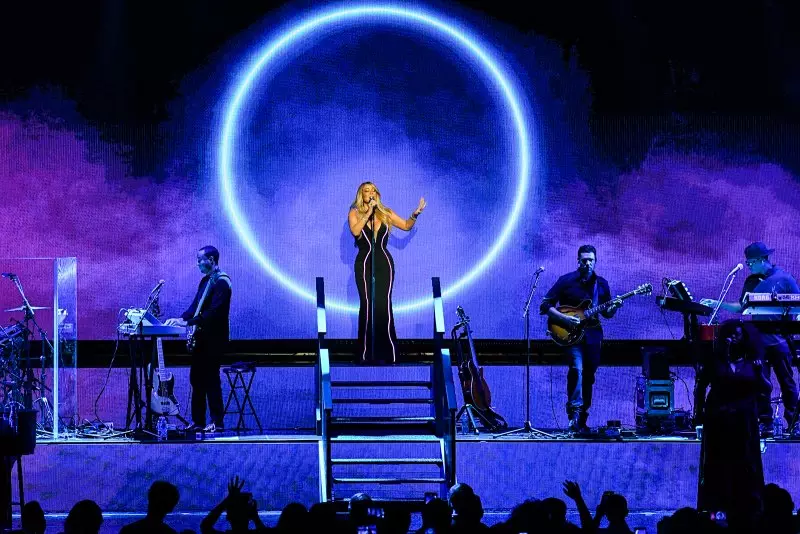 Mariah Carey cântă pe scenă cu Moroccan și Monroe