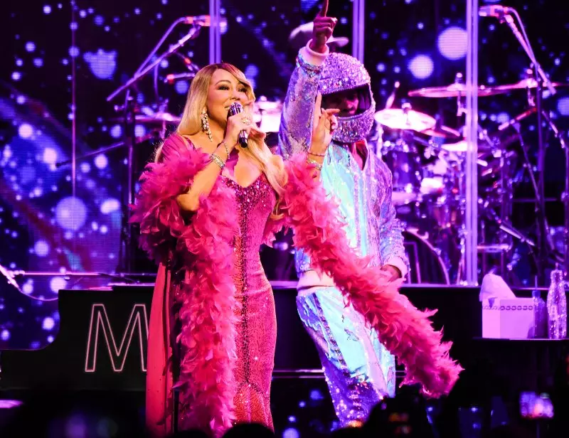 Mariah Carey a színpadon lép fel Marokkóval és Monroe-val