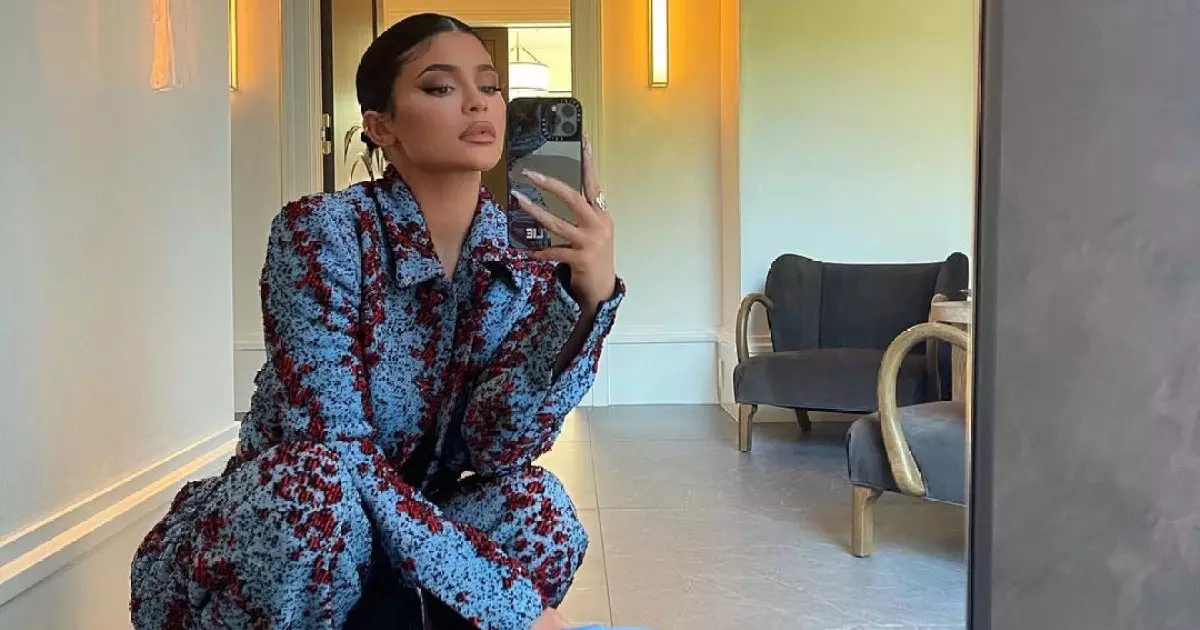 Kylie Jenner's kim tshaj plaws Outfits thiab Accessories: Duab thiab Nqe