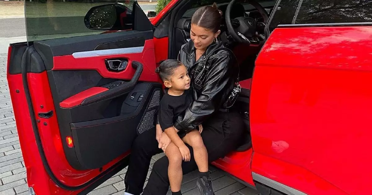 Kylie Jenner's Rolls-Royce Ṣe adani ni Ọla ti Stormi Webster