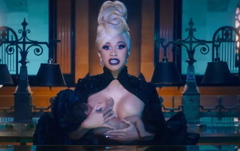 Cardi B e Kulture no videoclip de 'Money'