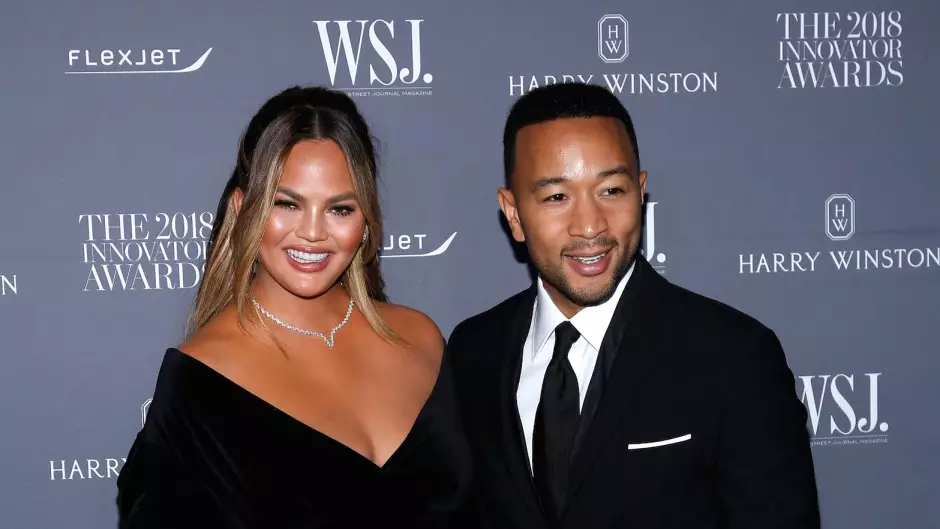 Chrissy Teigen va Jon Legend tadbirda qora rangda