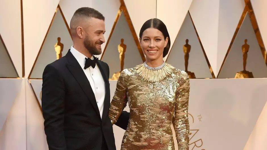 Ο Justin Timberlake κοιτάζει την Jessica Biel