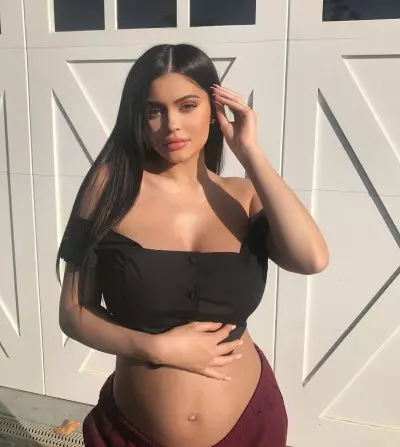 Kylie Jenner jagab tagasivaatelist rasedusfotot