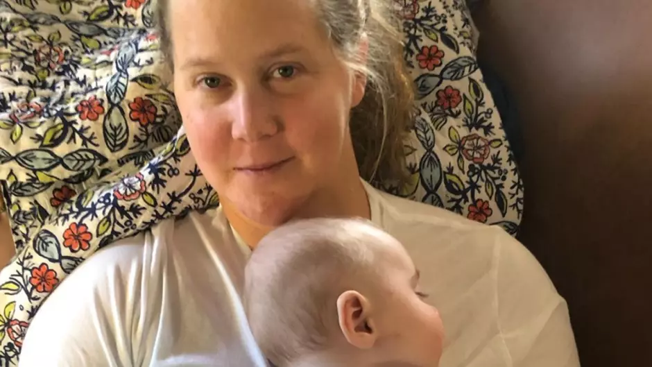 Amy Schumer knuffelt babygen