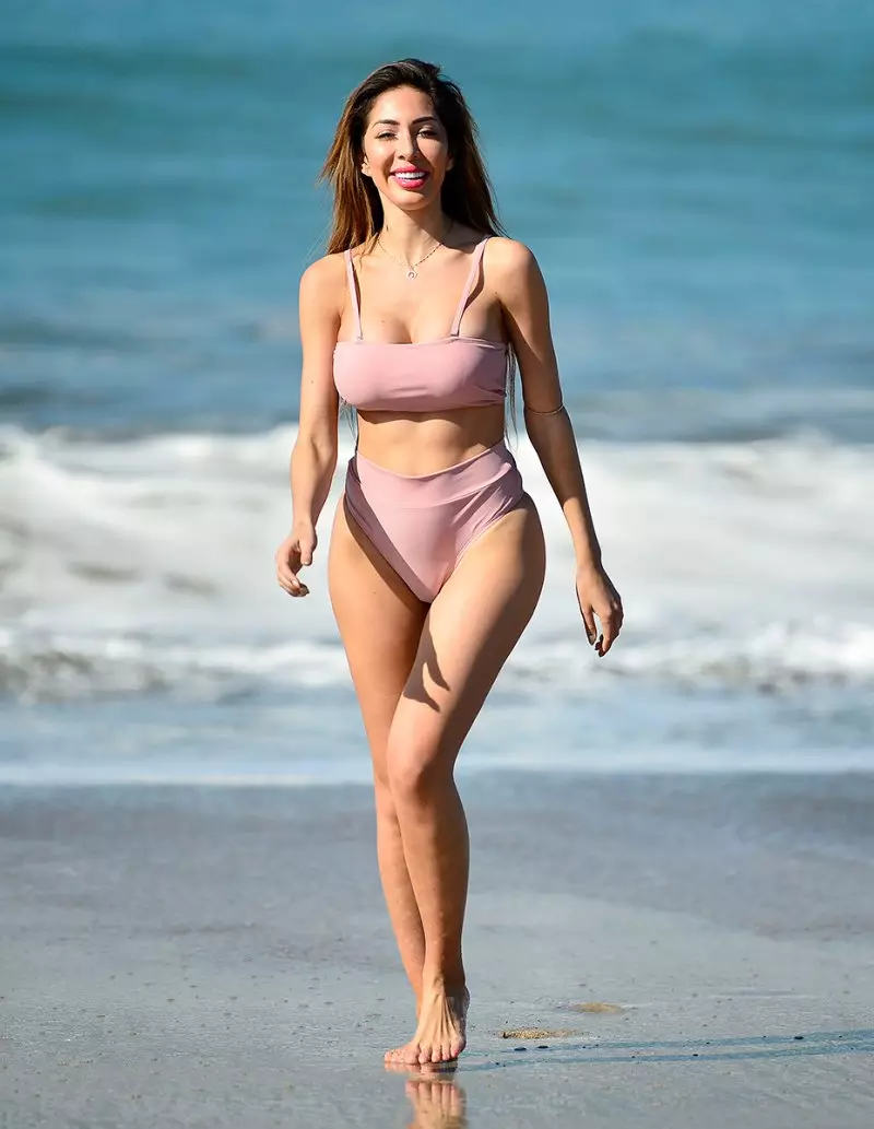 Farrah Abraham ຢອກຮ່າງກາຍ bikini curvy ຂອງນາງຢູ່ຫາດຊາຍ