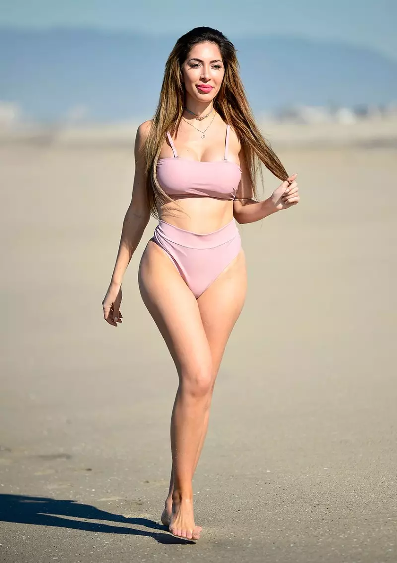 Farrah Abraham se na plaži razmetava s svojim zaobljenim bikini telesom