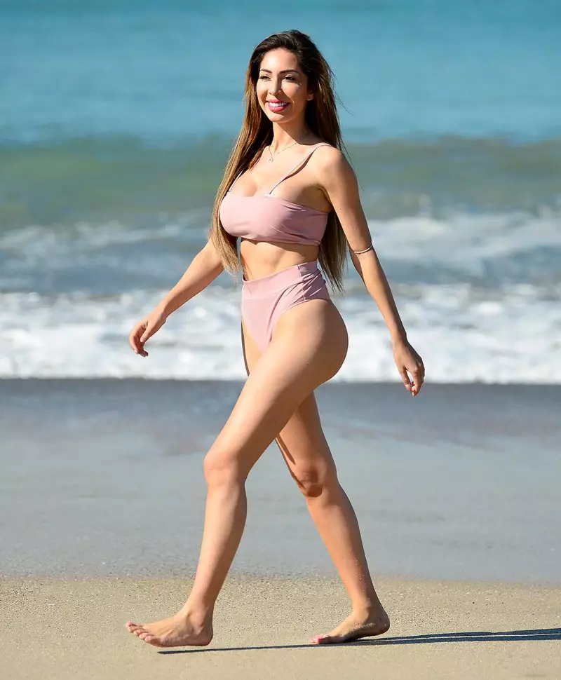 Farrah Abraham flaunts awak bikini curvy nya di pantai