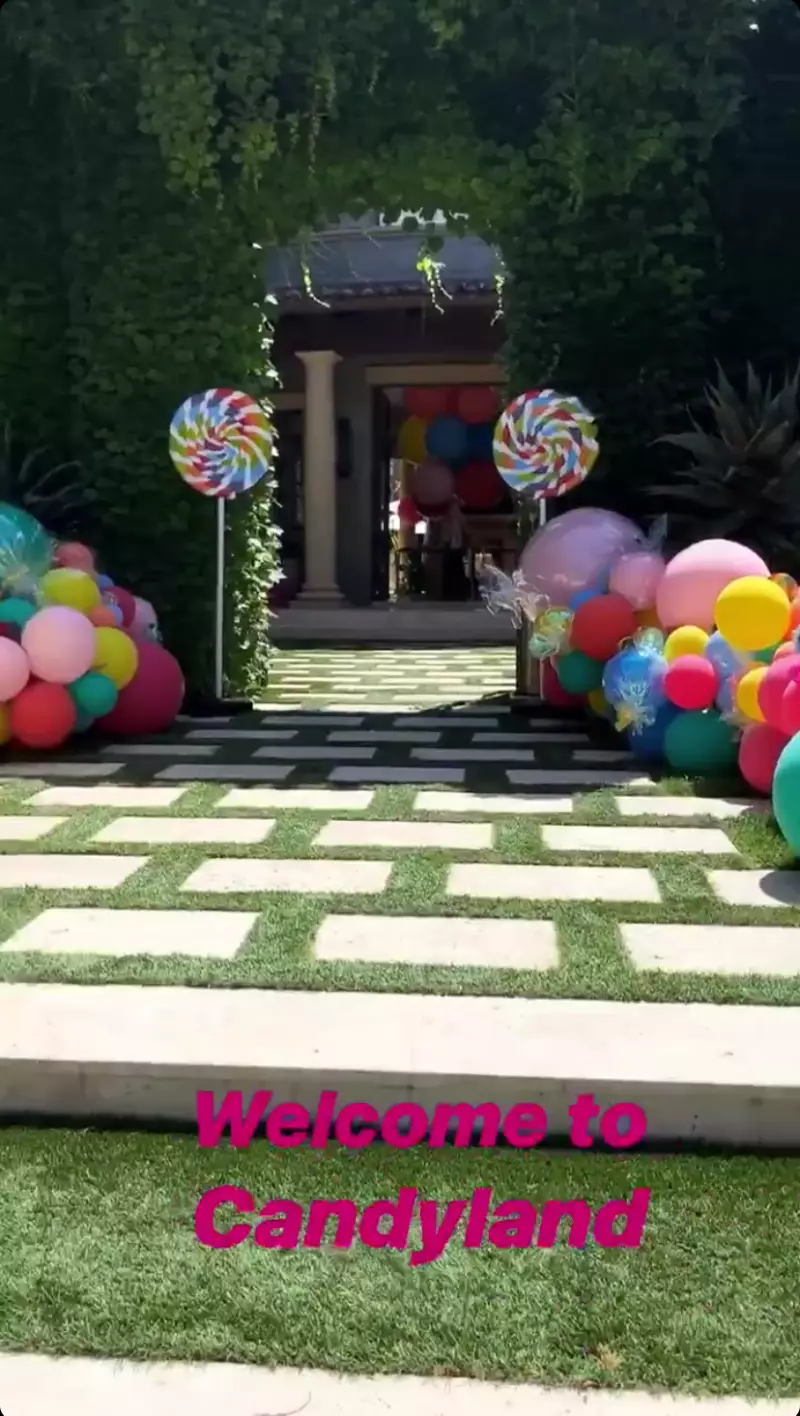 Balónky podél vchodu do domu
