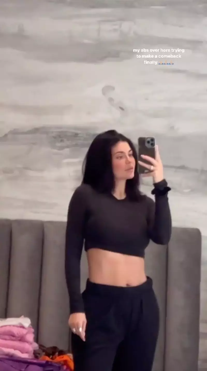 Kylie Jenner khoe thân hình sau khi sinh trong trang phục áo dài tập luyện gợi cảm, khoe cơ bụng '' Comeback '