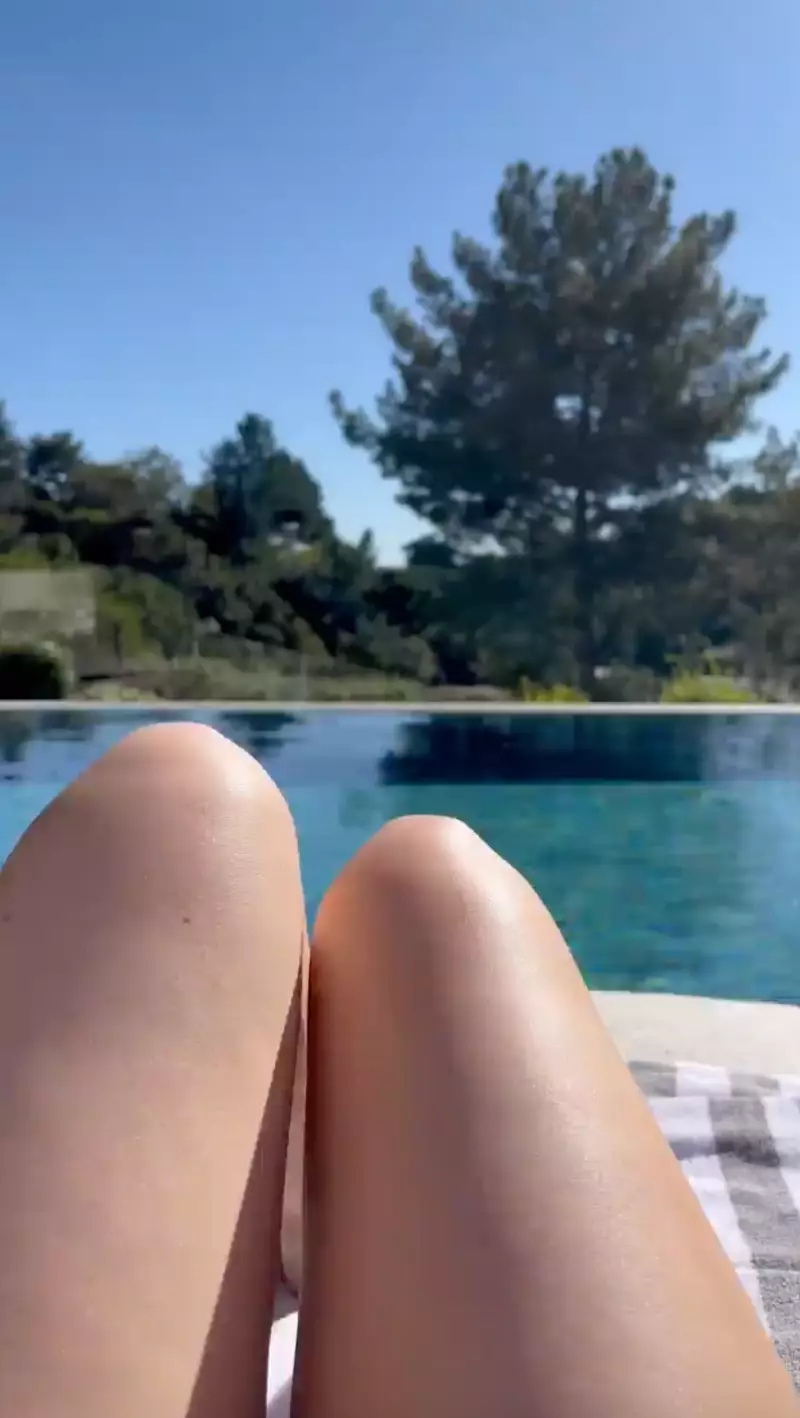 Kylie Jenner predvádza bosé nohy v bazéne po tréningu chrbtom k sebe: „Získanie trocha sily späť“