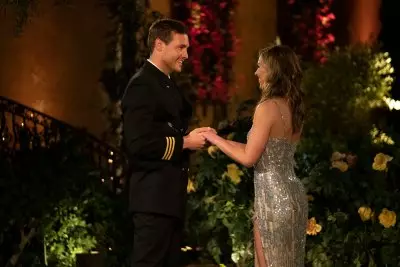 Bachelorette Hannah Brown နှင့် Peter Weber Night One Pilot Uniform