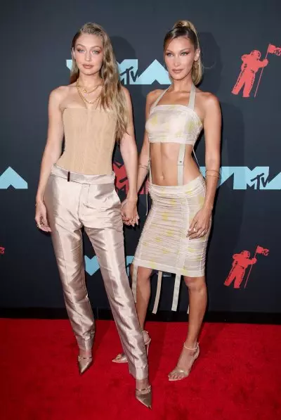 Gigi Hadid en Bella Hadid MTV Video Music Awards Rode loper hand in hand